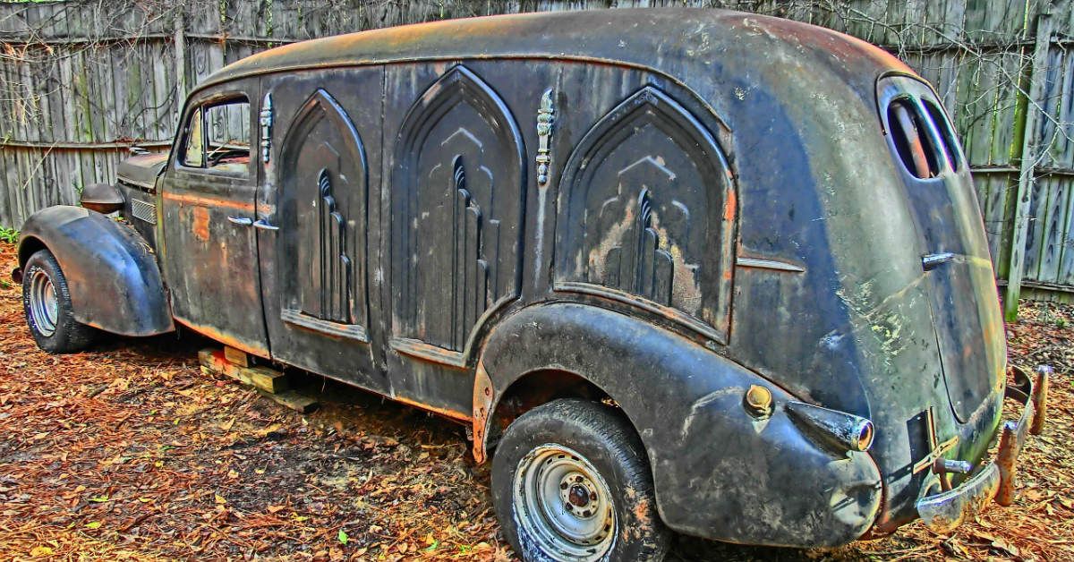 10 Haunting Pics Of Abandoned Hearses | HotCars